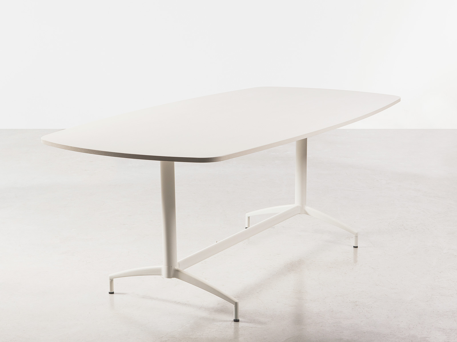 Table de réunion tonneau Carma Akaba | Grande table tonneau design pour 6/10 personnes